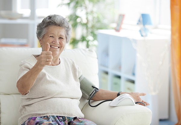 taking-blood-pressure-at-home-advanced-home-health-care-advanced-home